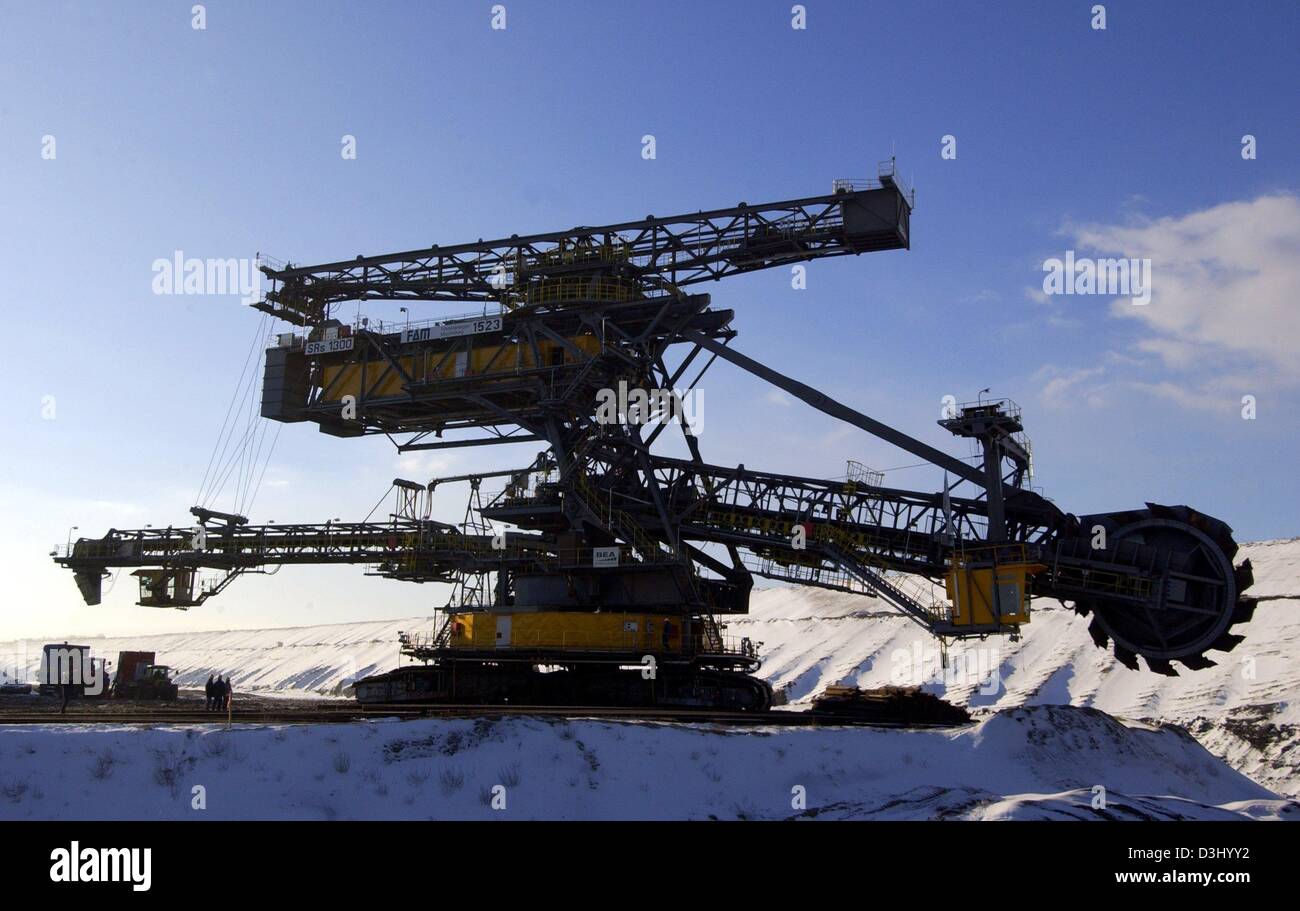 (Dpa) - fährt ein riesiger Schaufelrad-Bagger der Vattenfall Europe ...