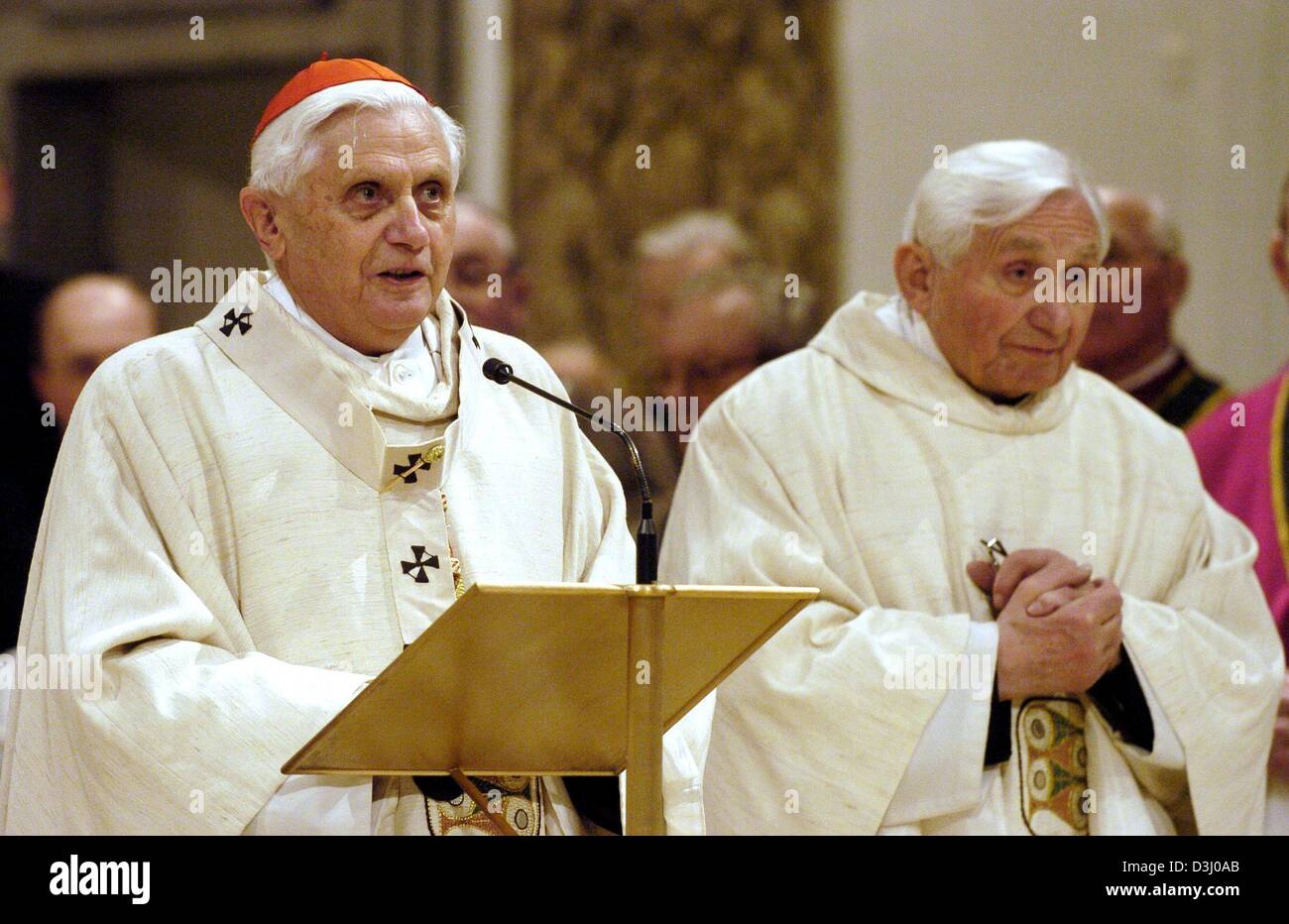 (Dpa) - der ehemalige Kopf Kaplan der Regensburger Dom Georg Ratzinger ...