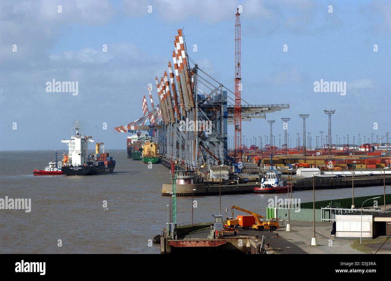 (Dpa) - ein Blick auf die Ladekrane (C), das Container-terminal (R) und ...