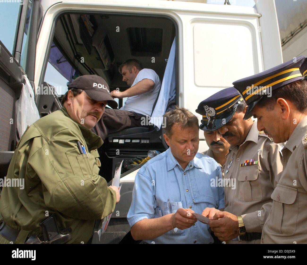 (Dpa) - zusammen mit deutschen Polizisten, Offiziere der National ...