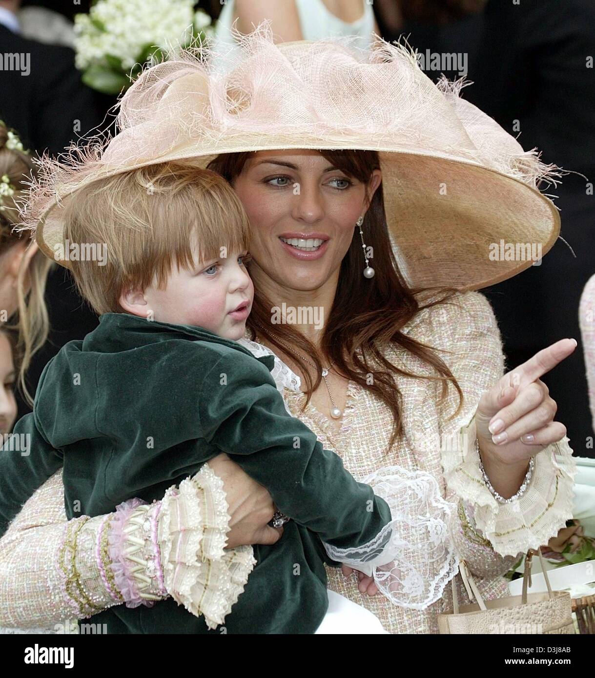 (Dpa) - britische Schauspielerin und Model Elizabeth Hurley hält ihren ...