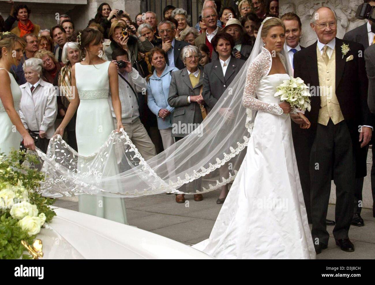 (Dpa) - Sven Ley, Erbe des Mode-Riese Escada, Posen mit seiner Braut ...