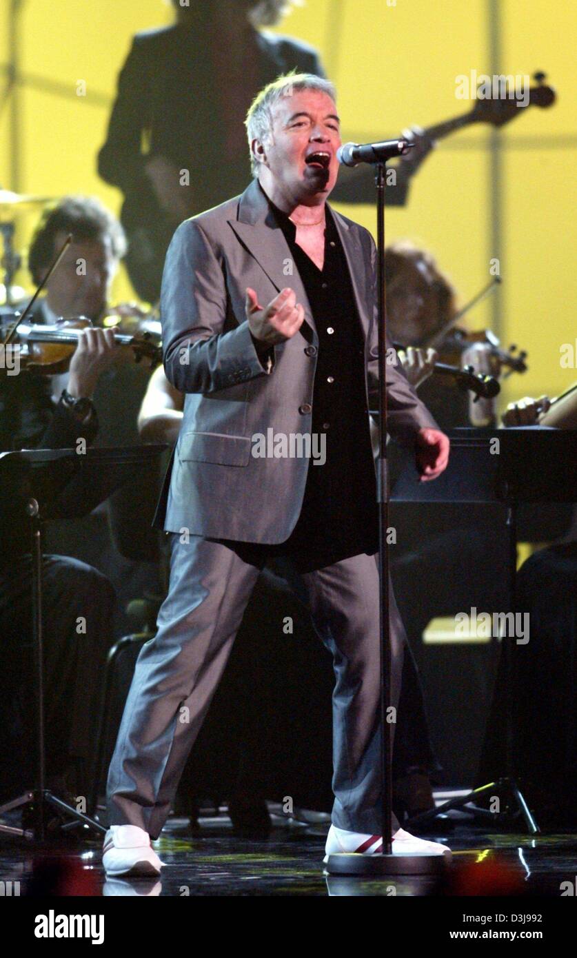 Deu group performing full_length -Fotos und -Bildmaterial in hoher ...