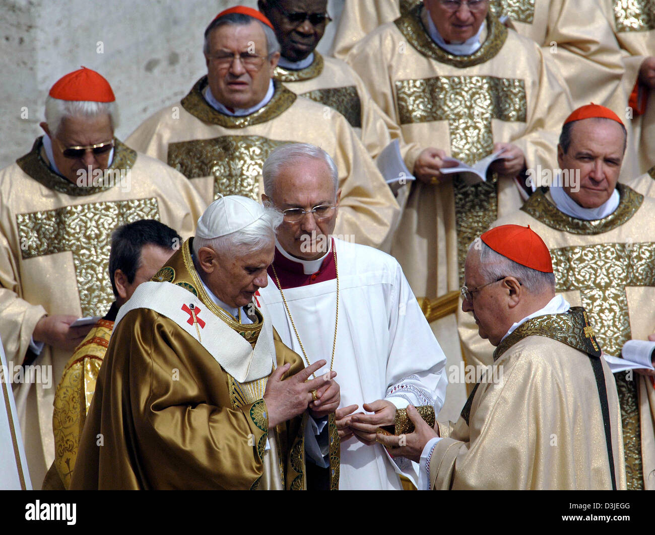 (Dpa) - Papst Benedict XVI (2. v. L, vorn) steckt der Fischer Ring ...