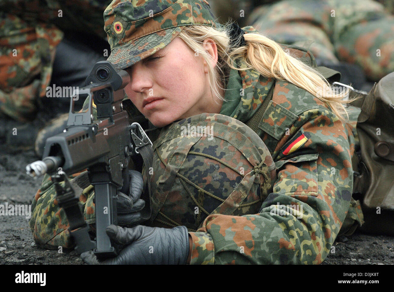 (Dpa) - verwendet ein weiblichen Rekruten der Bundeswehr (Armee) eine ...