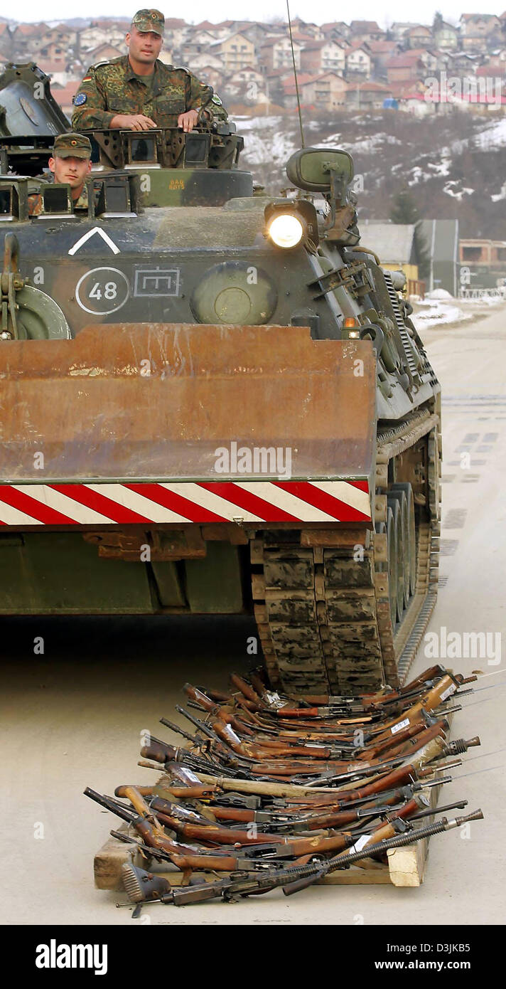 Panzer fahren -Fotos und -Bildmaterial in hoher Auflösung – Alamy