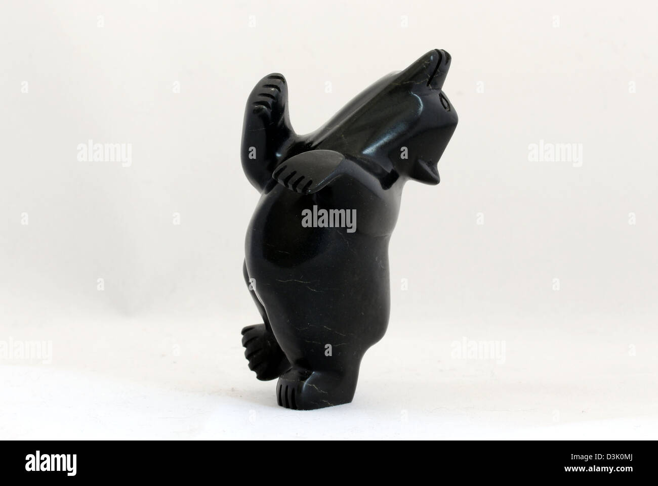 Polar bear sculpture inuit -Fotos und -Bildmaterial in hoher Auflösung – Alamy