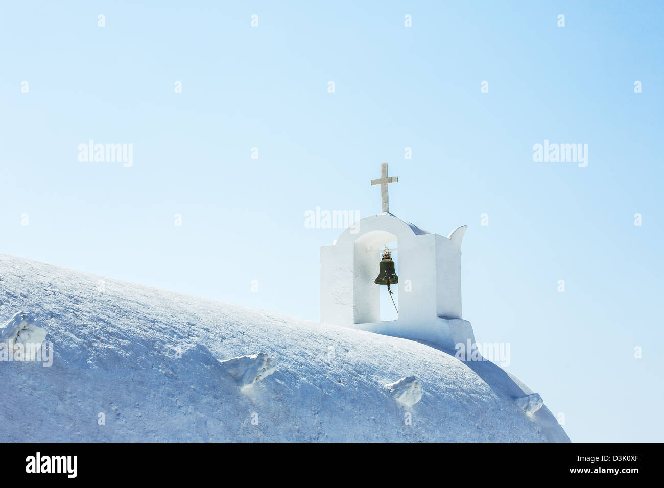 Das Dach eine weiße Kirche auf der griechischen Insel Santorin ... Das Dach eine weiße Kirche auf der griechischen Insel Santorin ...