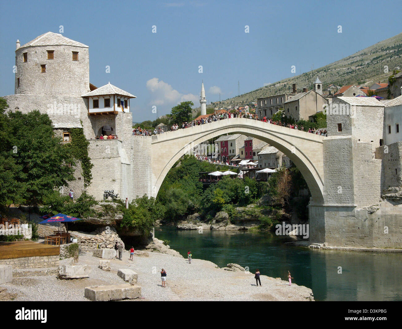 Destroyed bridge mostar -Fotos und -Bildmaterial in hoher Auflösung – Alamy