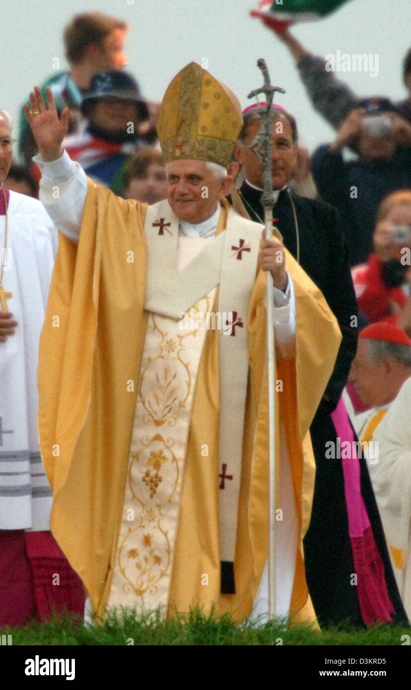 (Dpa) - Papst Benedict XVI trägt die Mitra und hält in seiner Hand zu ...