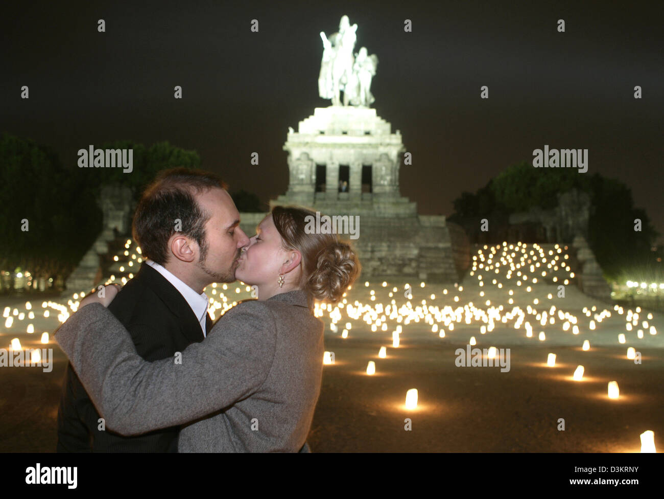 (Dpa) - Kay Klonz (L) schlägt vor, seine Freundin Marina Barden an ...