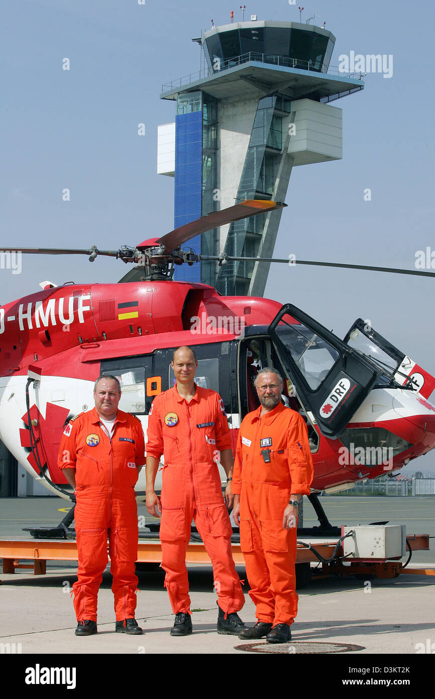 (Dpa) - Pilot Werner Grad, Rettungs-Assistent Dirk Gockeler und Notarzt ...
