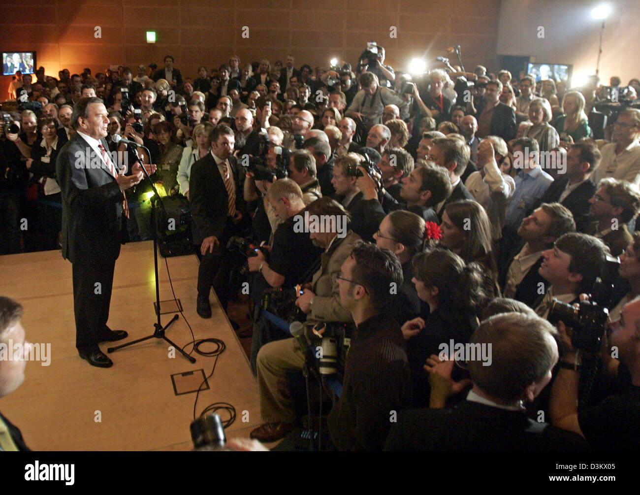 Politik pol wahlen parteien politiker geste mikrofon deutschland -Fotos ...