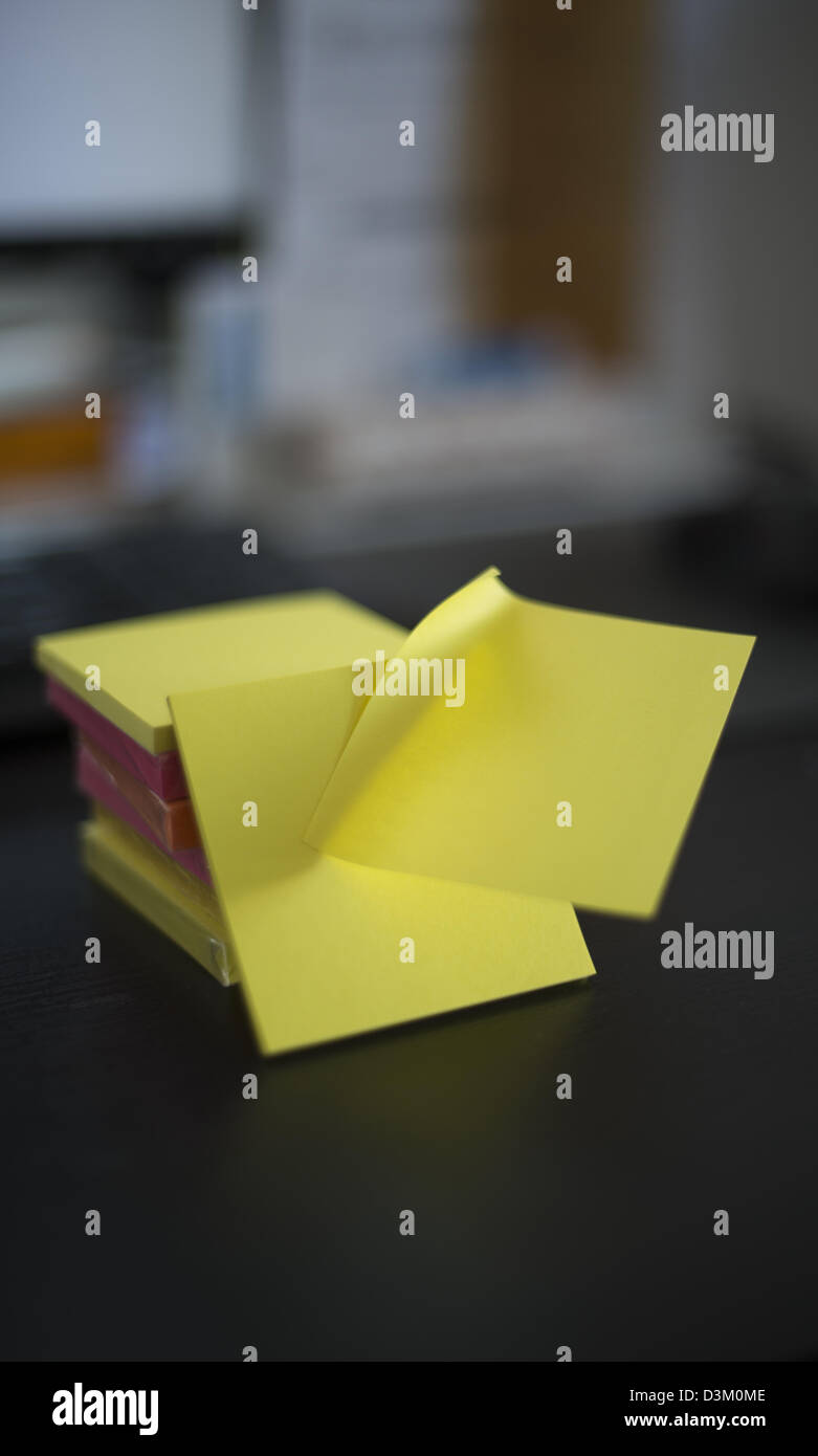 Stapel von Post-It Zettel in verschiedenen Farben Stockfotografie - Alamy