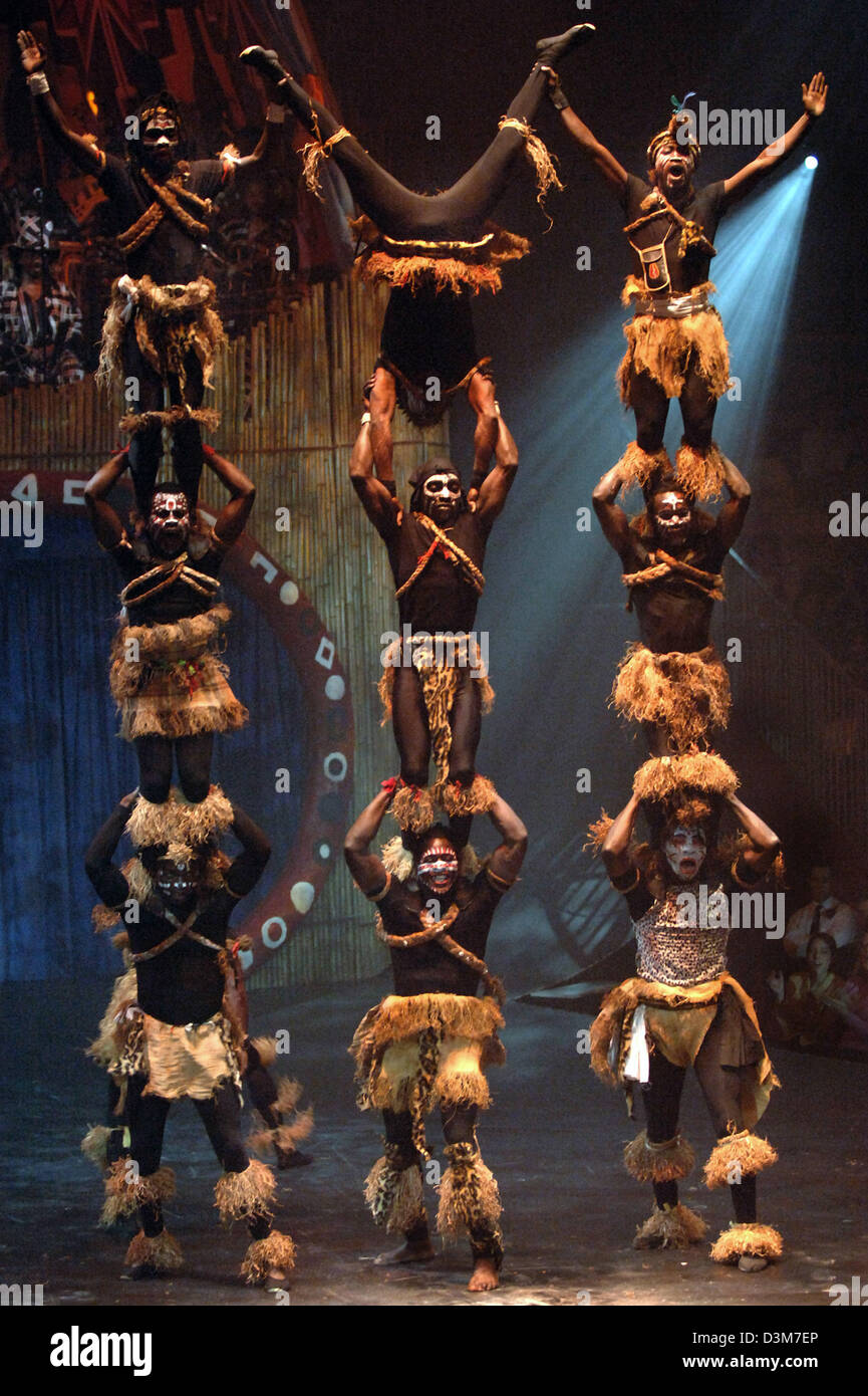 A human pyramid -Fotos und -Bildmaterial in hoher Auflösung – Alamy