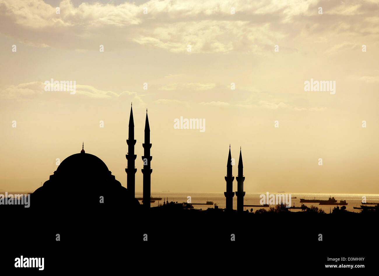 Das Bild zeigt die Silhouette der Suleiman Moschee in Istanbul, Türkei ...