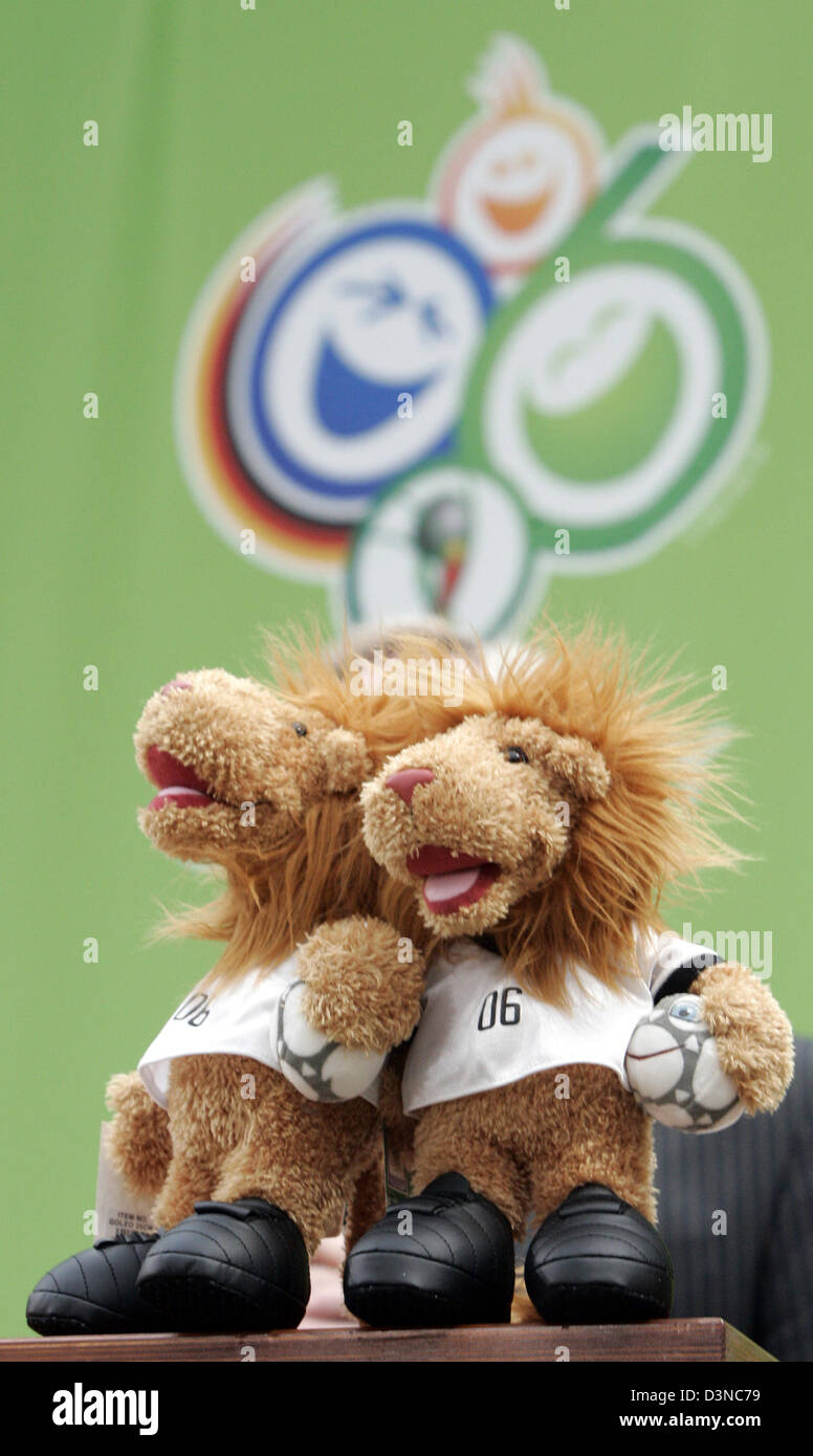 Goleo VI, das offizielle Maskottchen der FIFA WM 2006, steht während ...