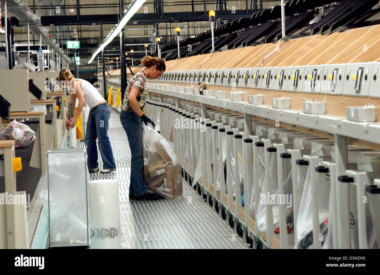 Parcel sorting -Fotos und -Bildmaterial in hoher Auflösung – Alamy