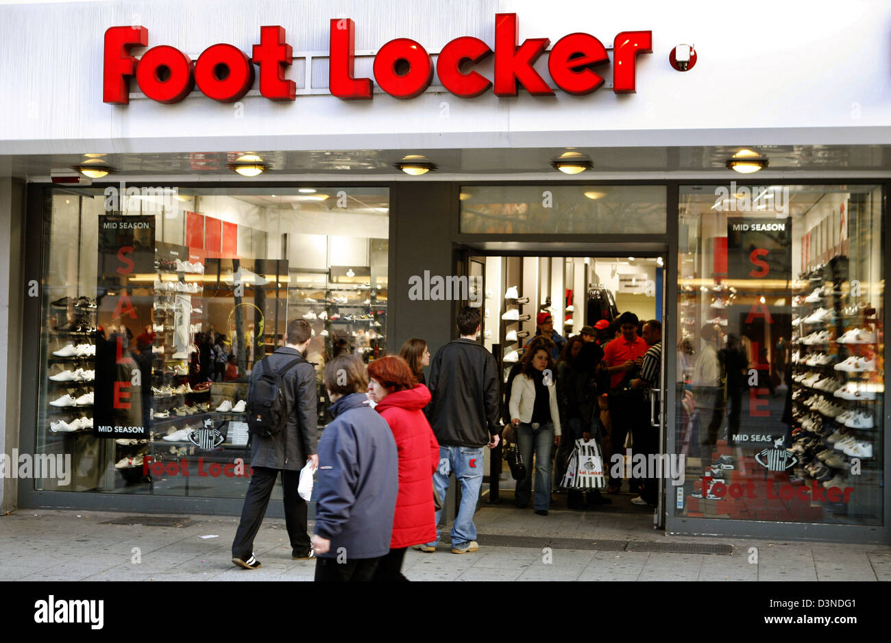 Foot Locker Store Stockfotos & Foot Locker Store Bilder - Seite 2 - Alamy