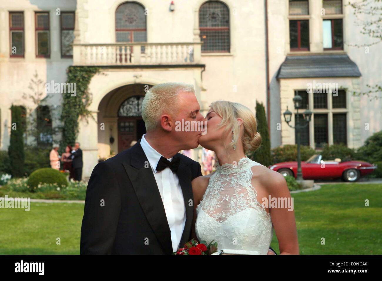 Nach ihrer Hochzeit-Scooter-Frontmann küsst h.p. Baxxter seine Braut ...