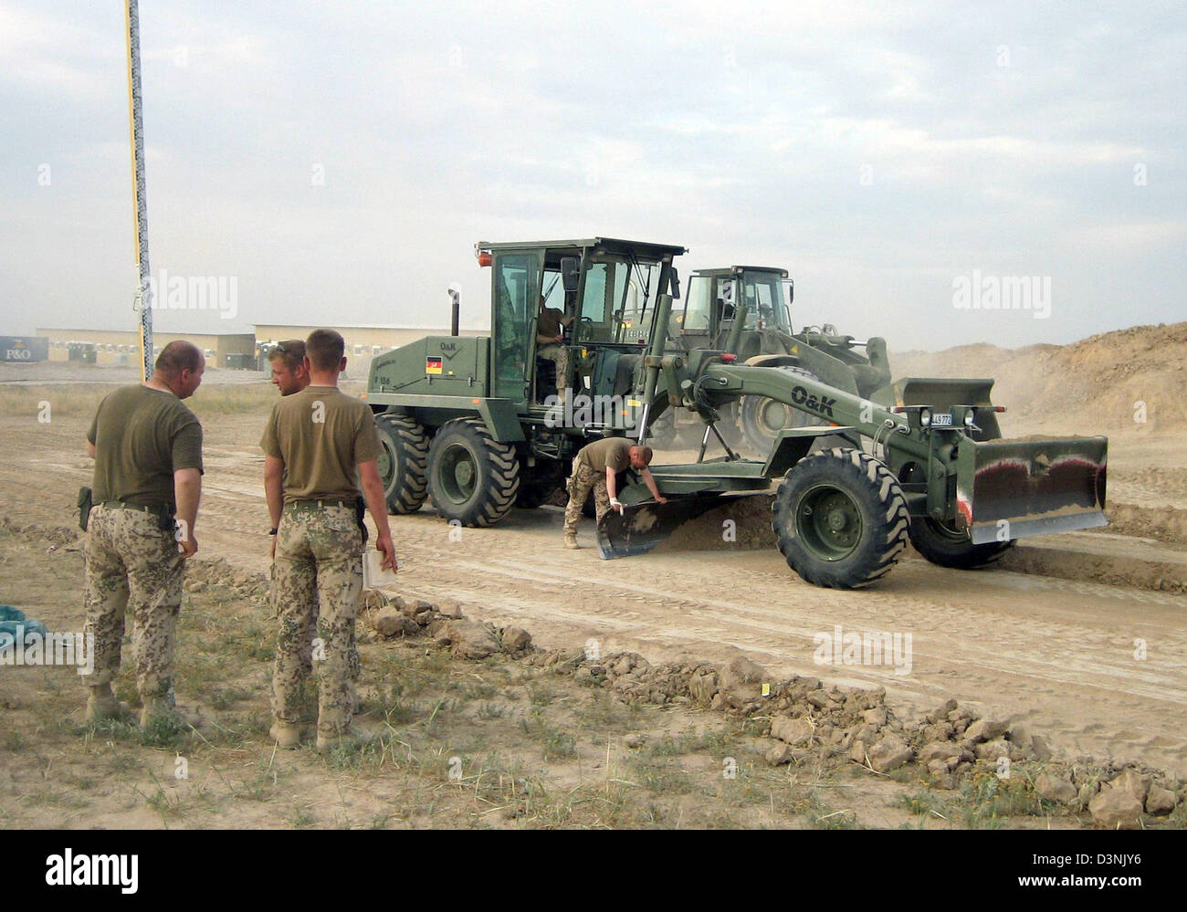 Soldaten der Bundeswehr stehen auf der Baustelle des Camp Marmal in ...