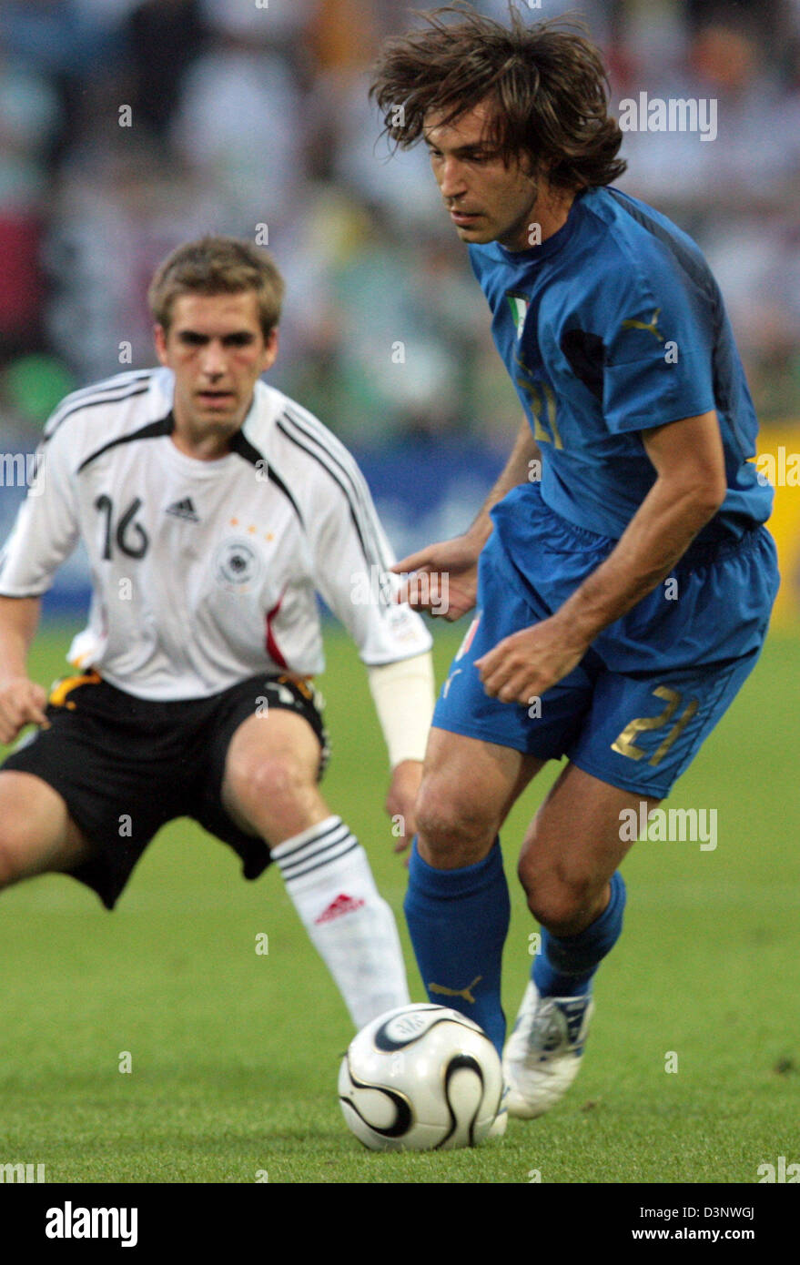 Deutschen Philipp Lahm versucht, den Ball kontrollieren der Italiener ...