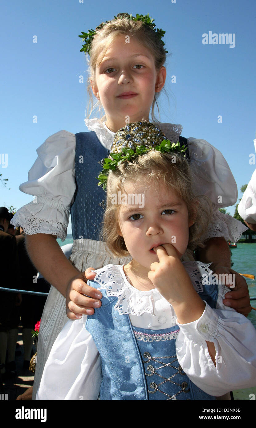 Mädchen in traditioneller kleidung -Fotos und -Bildmaterial in hoher ...