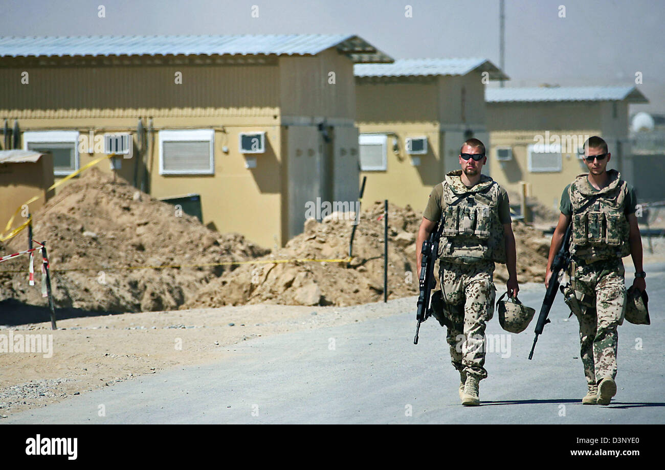 Deutsche Soldaten gehen durch das Camp Marmal in Masar-i-mit ...