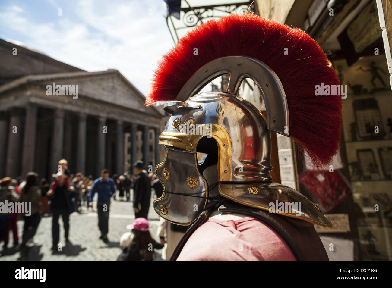 Nachbildung eines römischen Soldaten Helm vor einem Geschäft in Rom ich ...