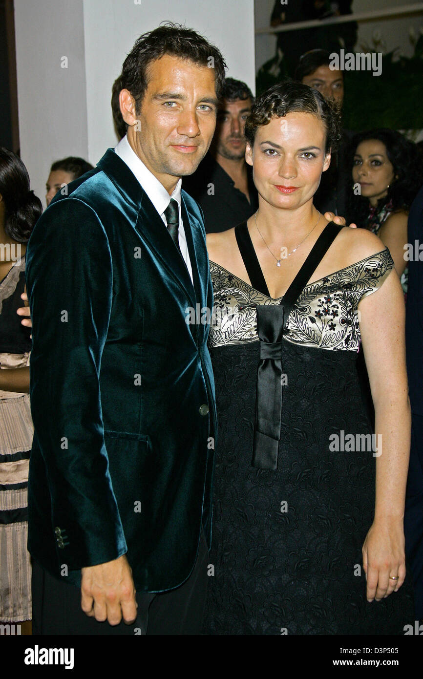 Britischer Schauspieler Clive Owen Und Seine Frau Sarah Jane Fenton Mit Einem Lächeln Für Die