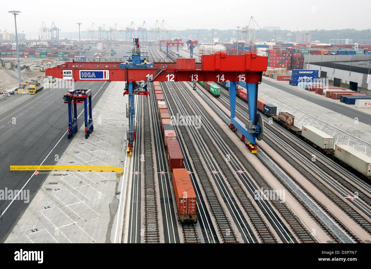 Ein Güterzug beladen mit Containern am neuen Container-Terminal von der ...