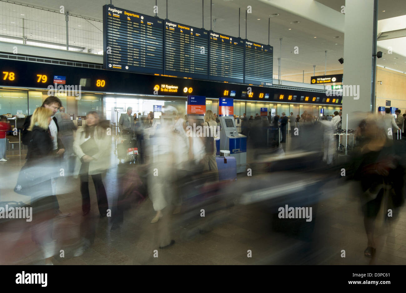 Menschen am Flughafen Arlanda Flughafen einchecken Stockfotografie - Alamy