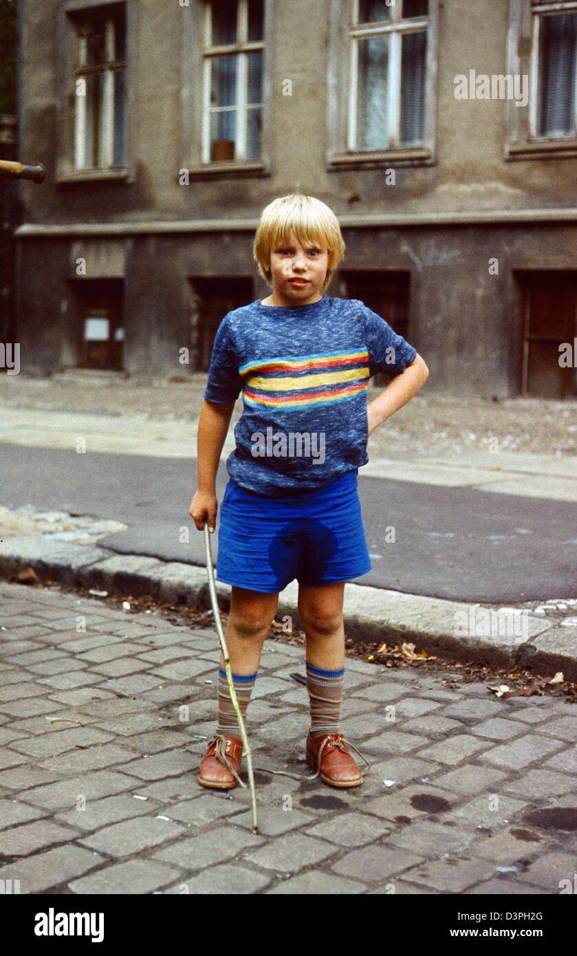 Berlin, DDR, junge auf der Straße posieren stolz vor der Kamera ...
