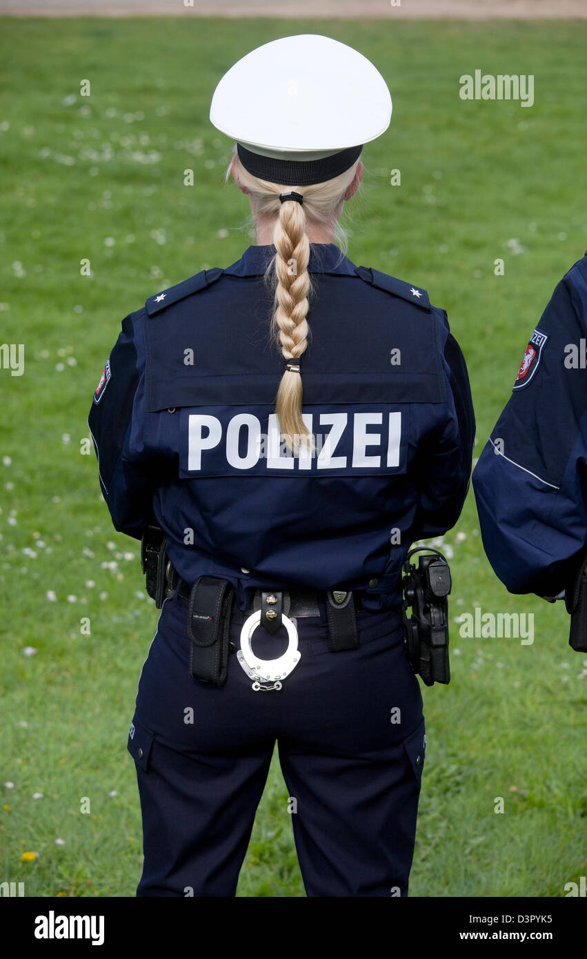 Deutsche polizei uniform -Fotos und -Bildmaterial in hoher Auflösung ...