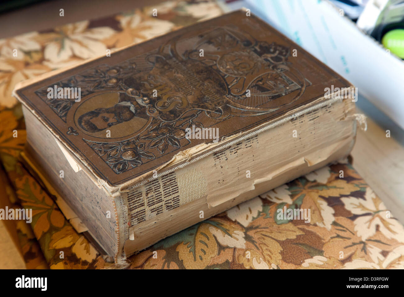 Old book cover -Fotos und -Bildmaterial in hoher Auflösung – Alamy