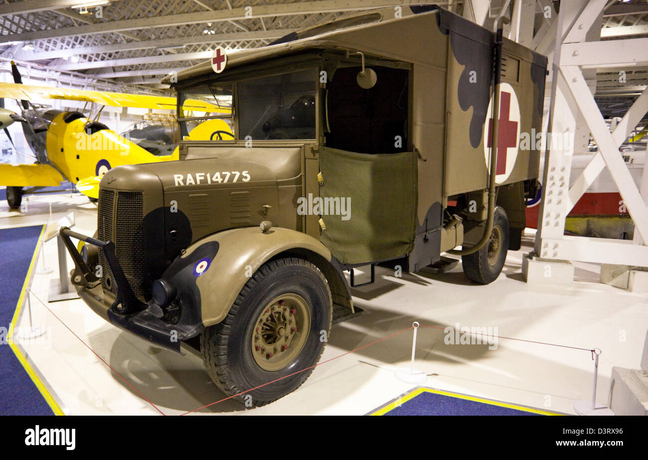 Der Austin K2 Ambulanz, auf dem Display in den historischen Hangars ...