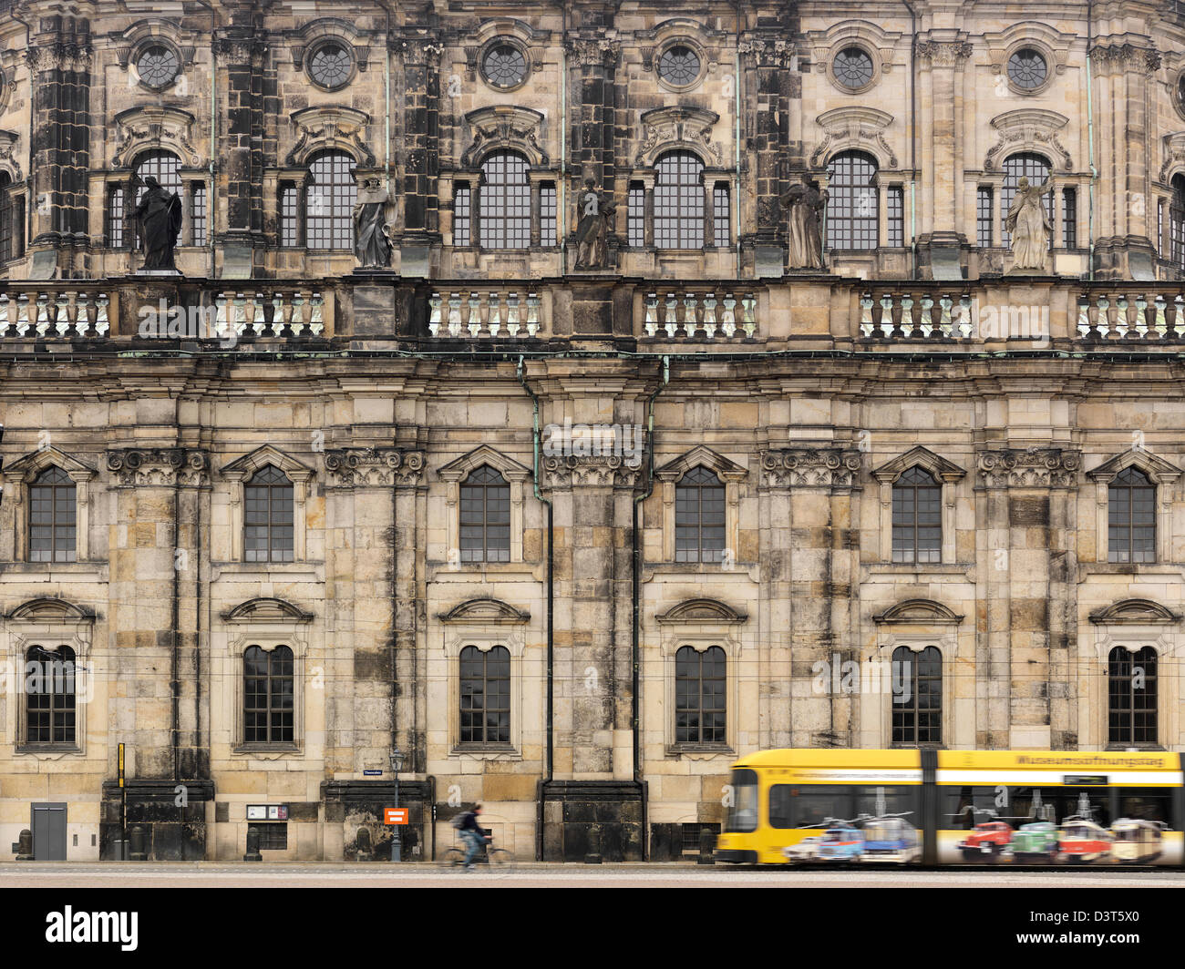 Dresden, Deutschland, die barocke Fassade Katholische Hofkirche am ...