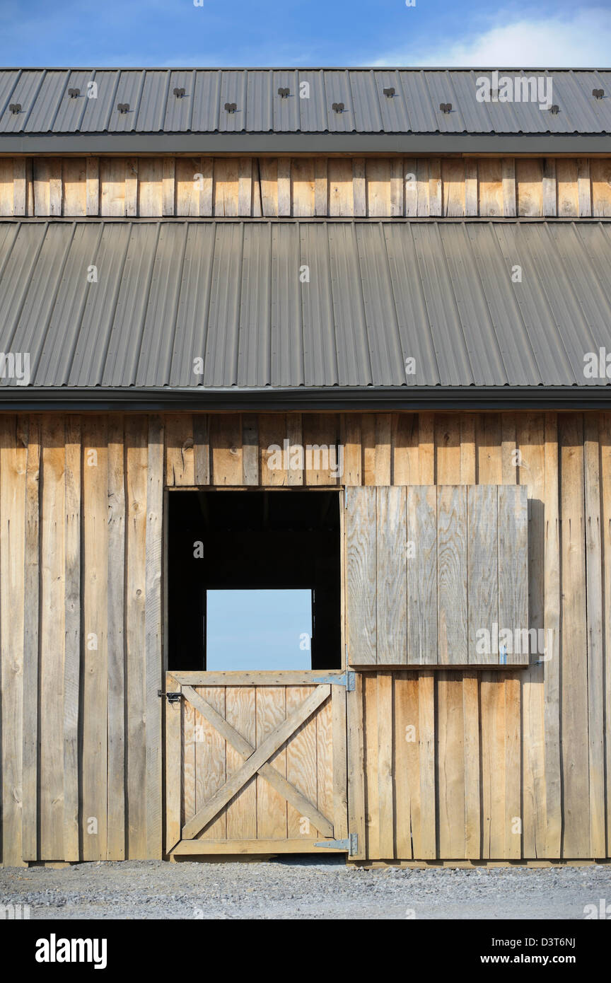 Offenes scheunentor -Fotos und -Bildmaterial in hoher Auflösung – Alamy