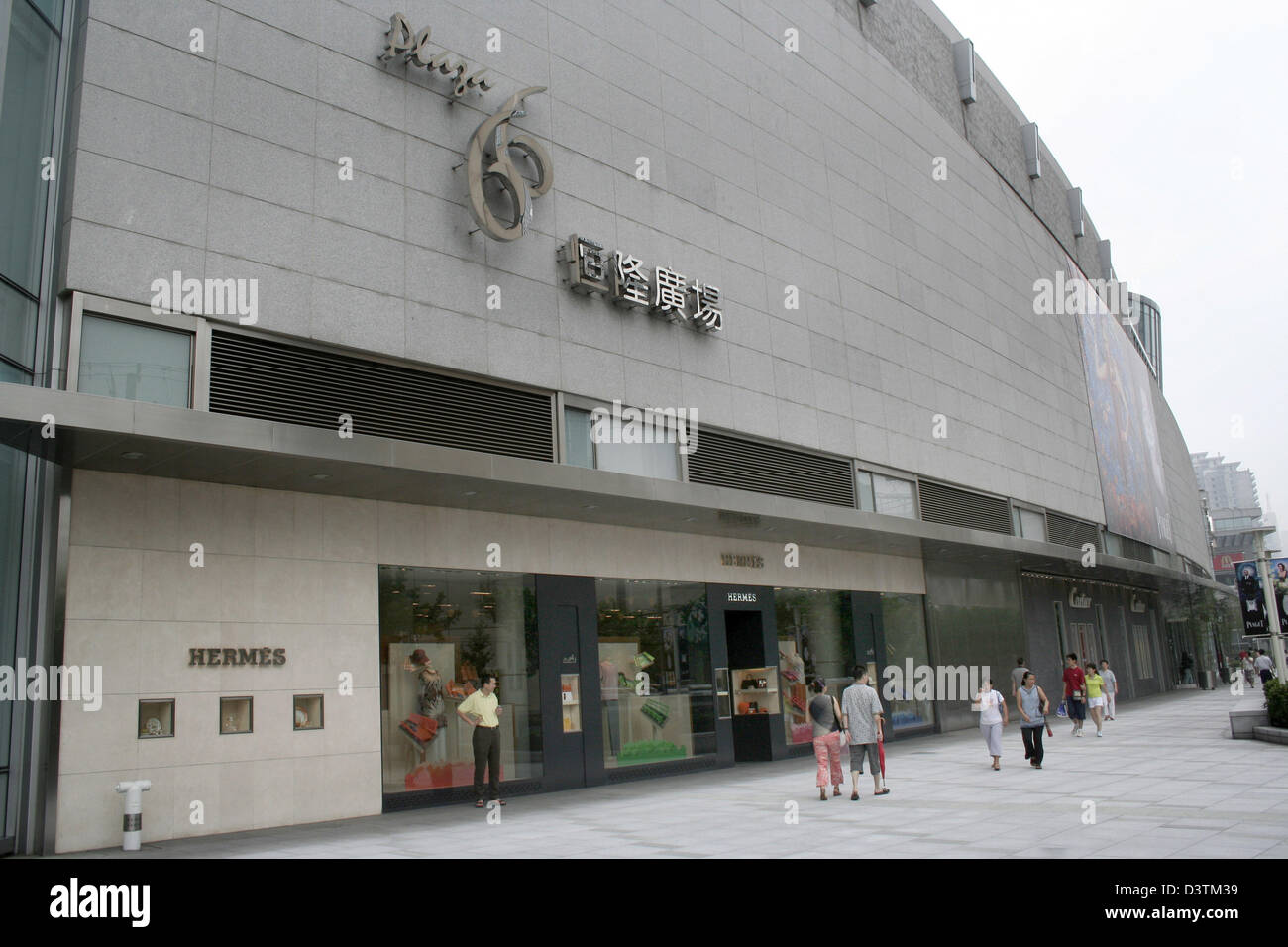 Das Bild zeigt das exklusive Einkaufszentrum "Plaza 66" in Shanghai ...