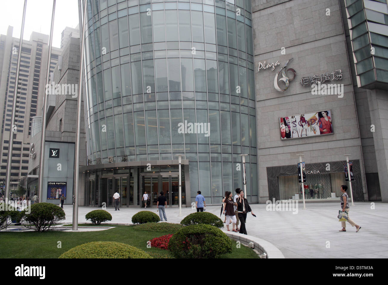 Das Bild zeigt das exklusive Einkaufszentrum "Plaza 66" in Shanghai ...