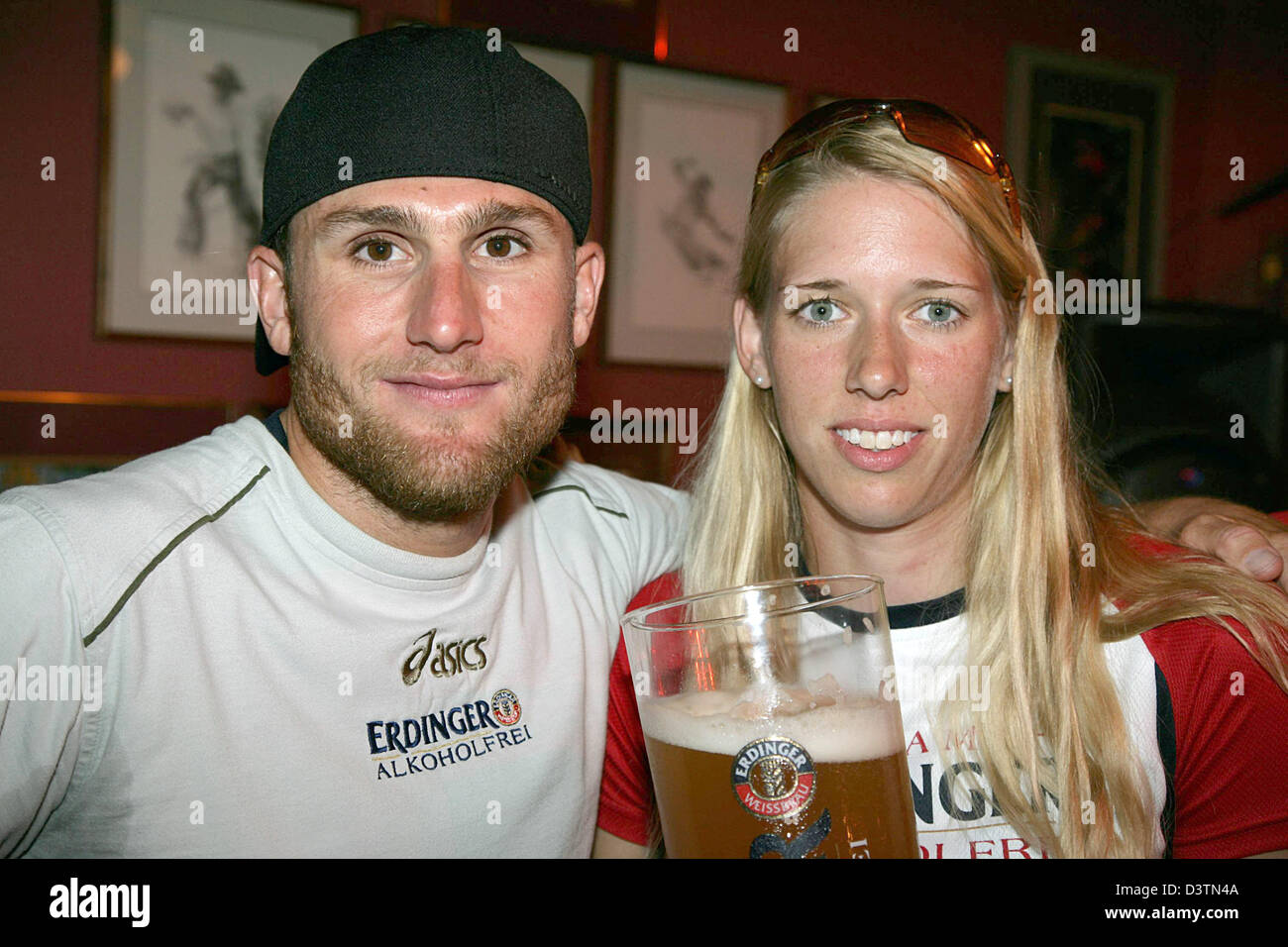 Triathlet Faris Al-Sultan (L), Ironman-Hawaii-Sieger 2005, posiert mit ...