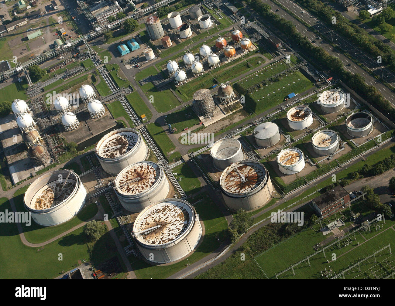 Raffinerie in wilhelmshaven -Fotos und -Bildmaterial in hoher Auflösung ...