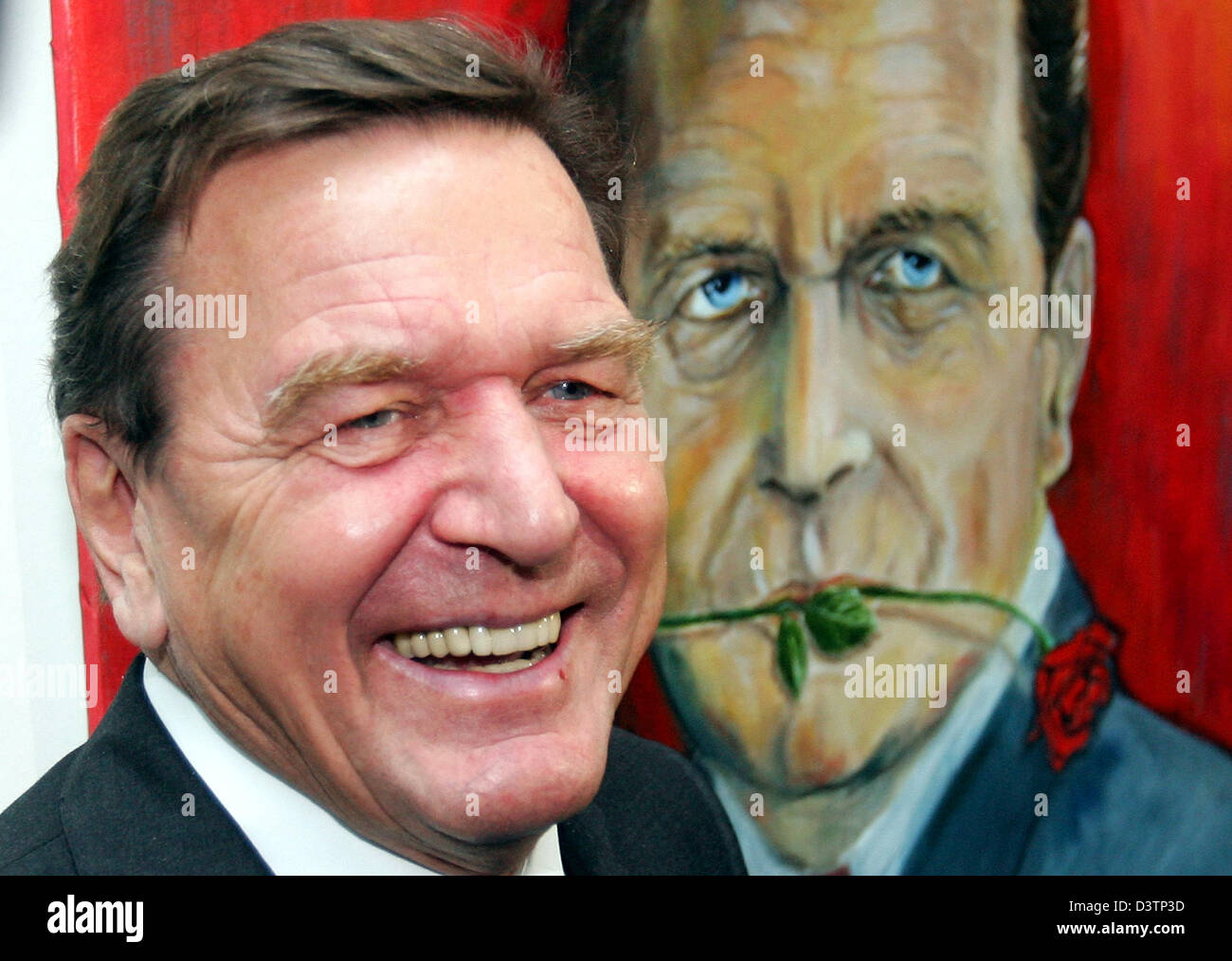 Ex-Kanzler Gerhard Schroeder steht vor einem Porträt, das ihn mit einer ...