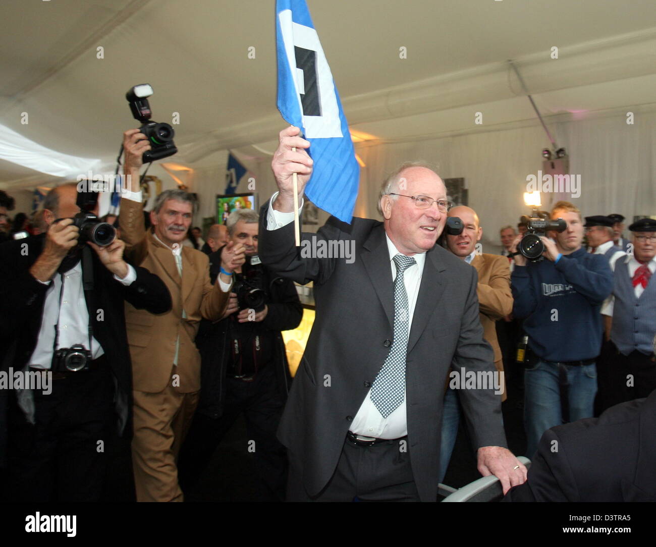 Deutsche Fußballlegende Uwe Seeler (C), ehrenamtliche Kapitän der ...