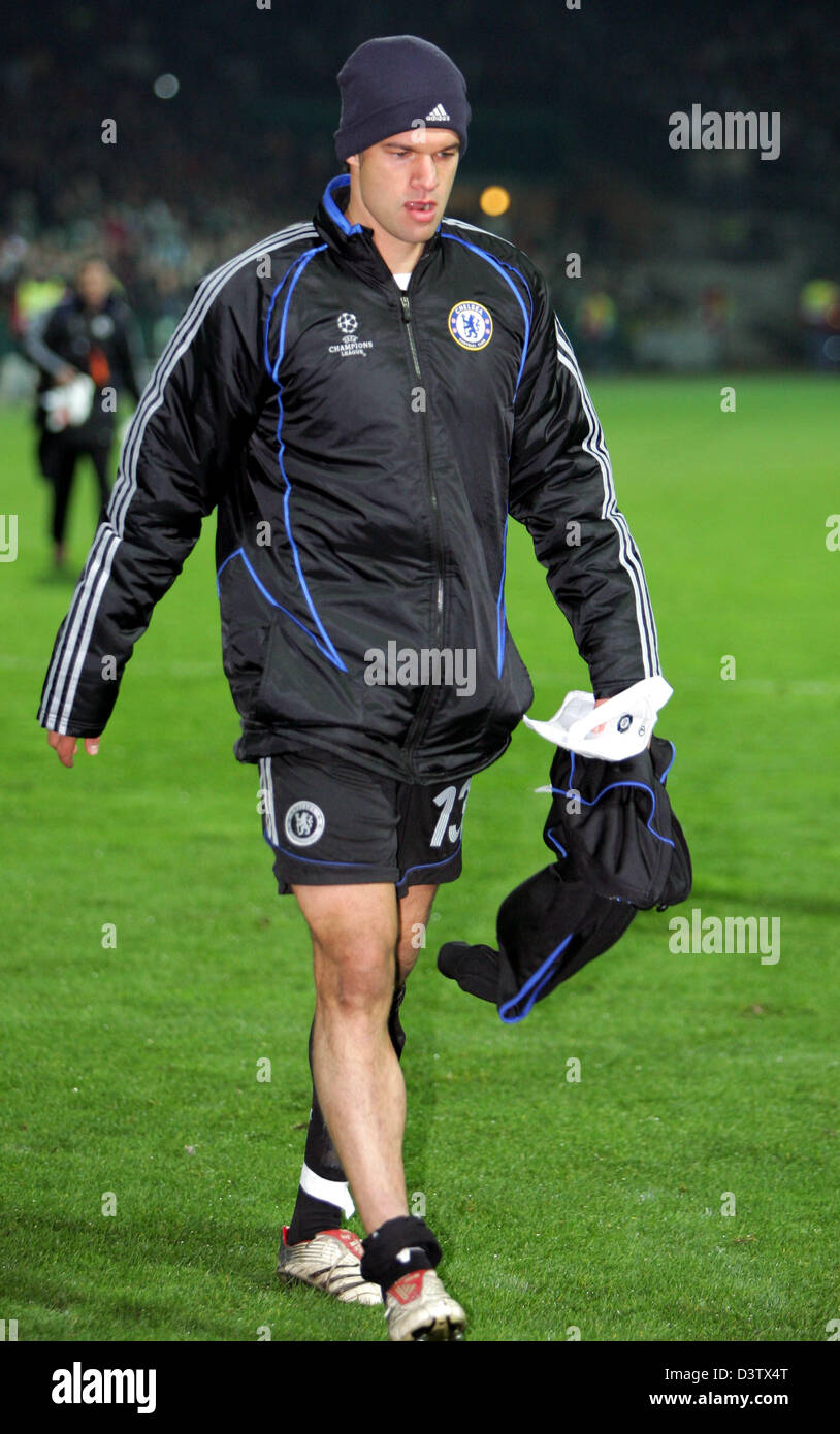 Michael Ballack von Chelsea verlässt das Spielfeld nach der UEFA ...