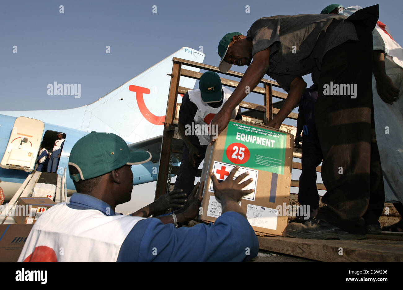 Mitarbeiter der Hilfsorganisation sudanesischen roten Halbmond entladen ...