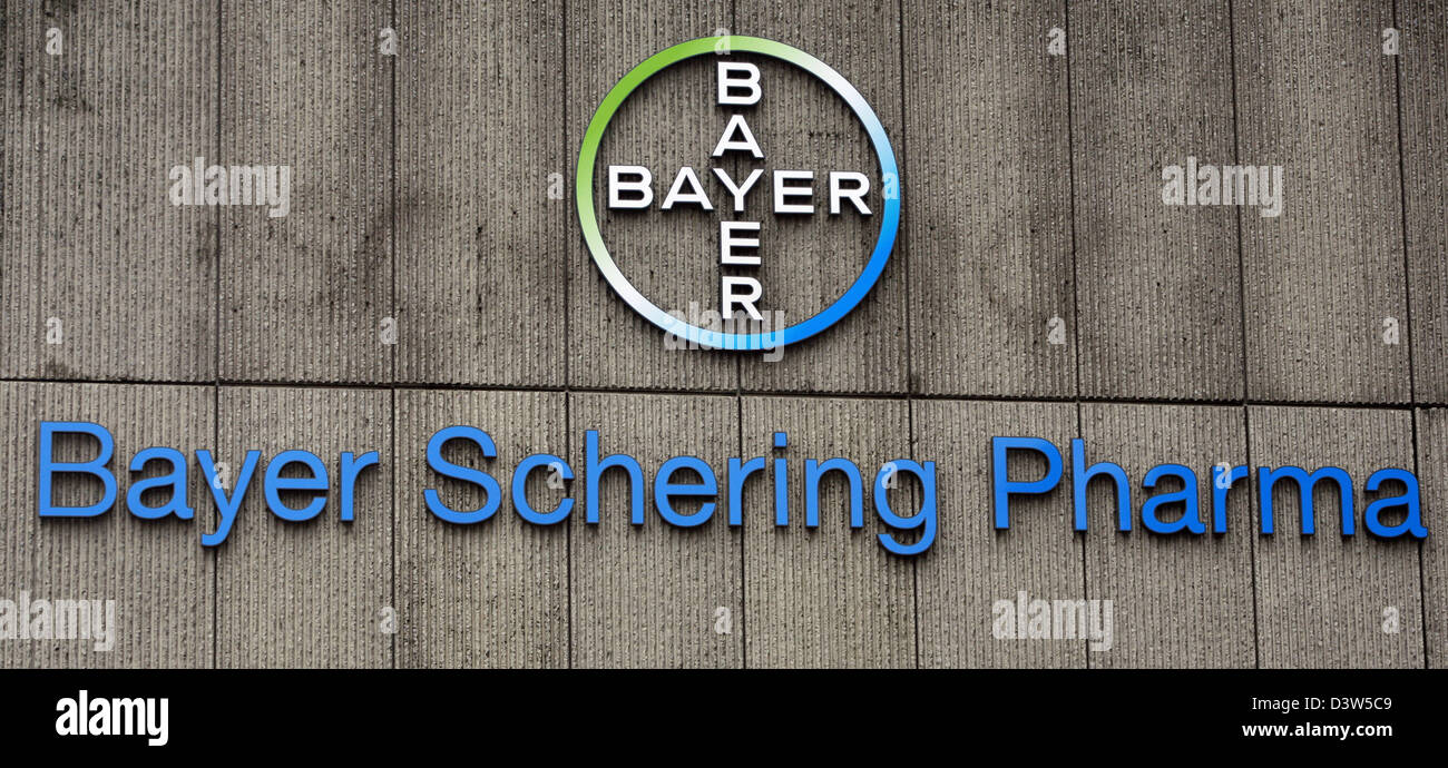 Das neue Firmenlogo von Bayer Schering Pharma AG ist im Bild an den ...
