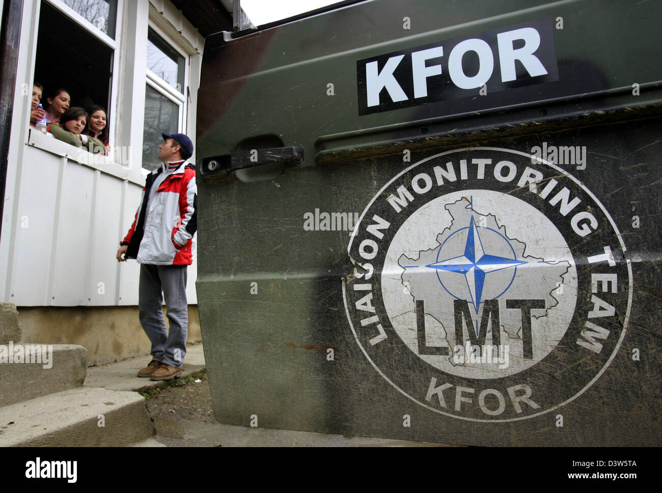 Kfor logo -Fotos und -Bildmaterial in hoher Auflösung – Alamy