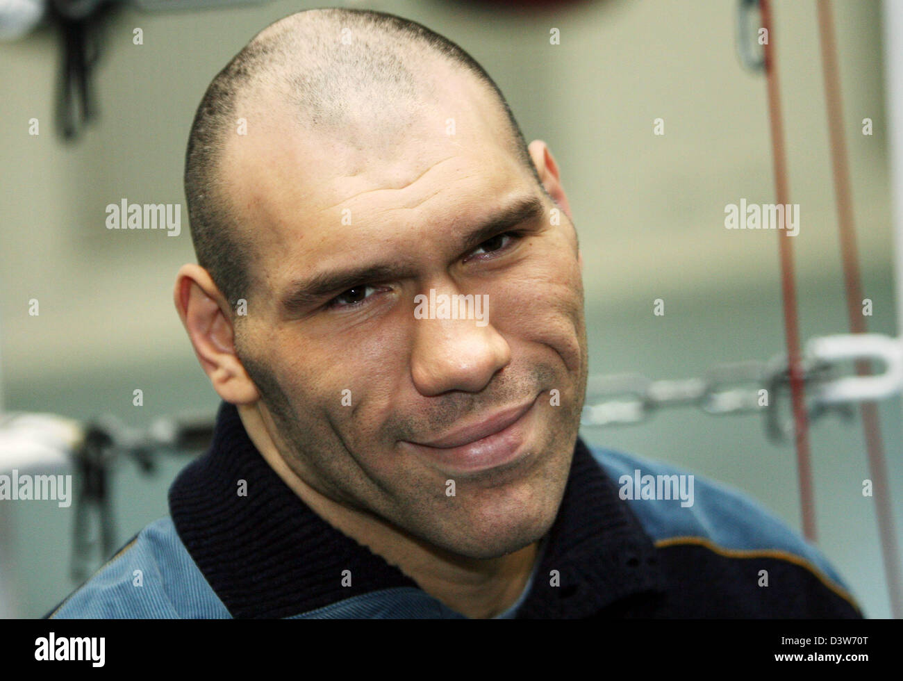 Heavyweight boxer russian nikolai valuev -Fotos und -Bildmaterial in ...