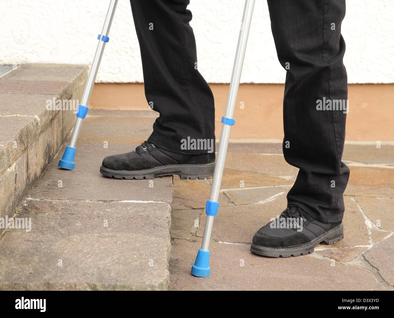 Mann auf krücken gehen -Fotos und -Bildmaterial in hoher Auflösung – Alamy